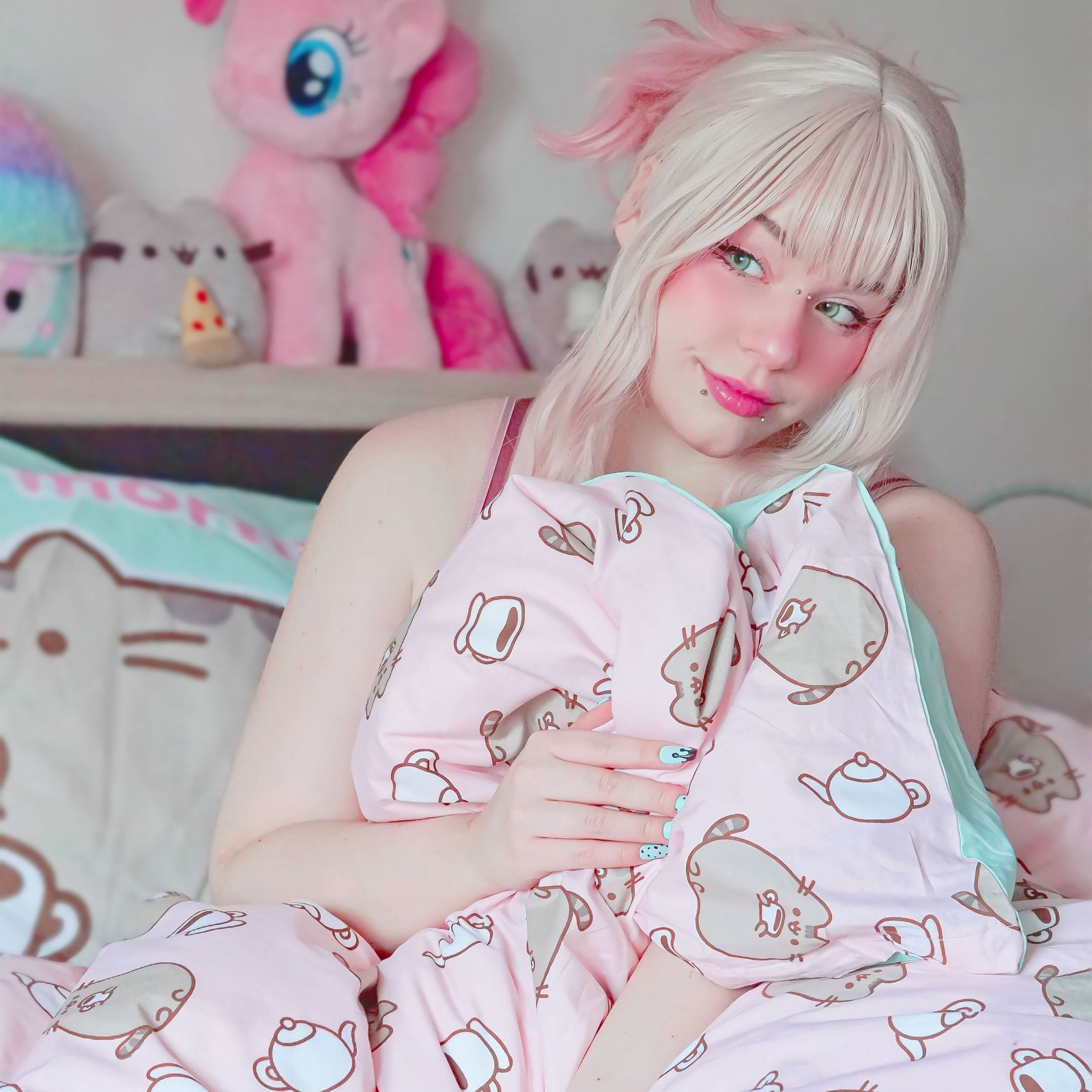 Pusheen - Reversible bedding with Glow in the Dark effect | Elbenwald