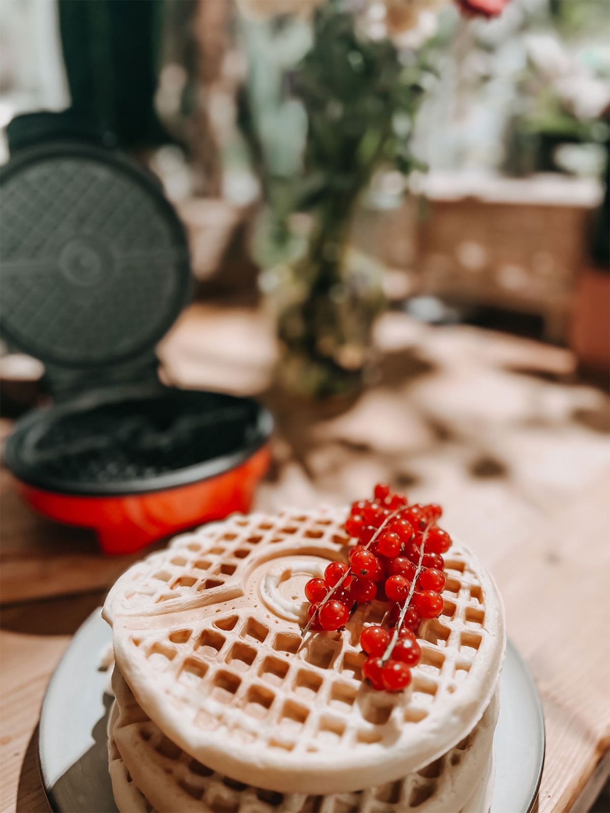 Pokémon - Pokéball Waffle Iron | Pokemon | Elbenwald