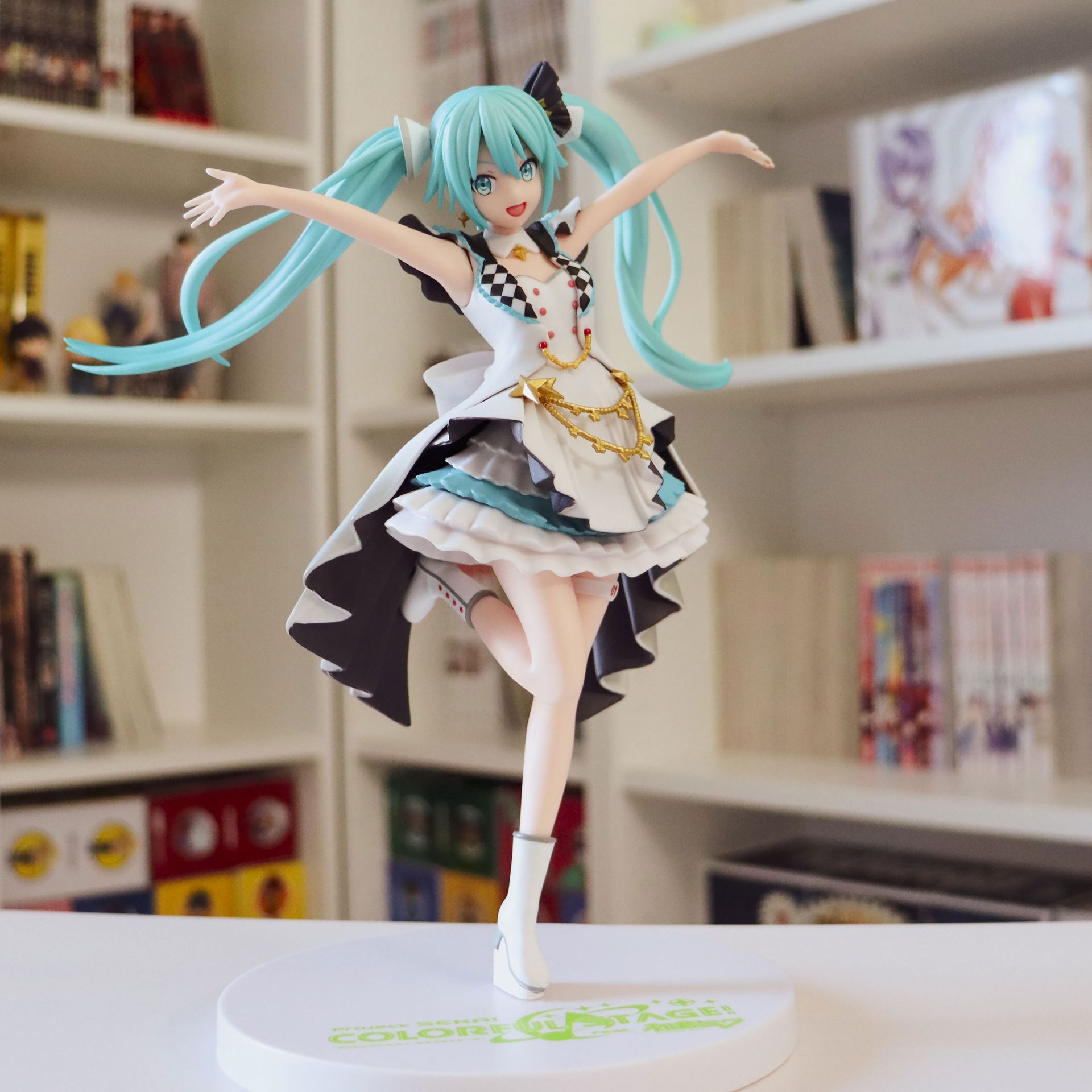 Hatsune Miku - Stage Sekai Miku Figure | Elbenwald