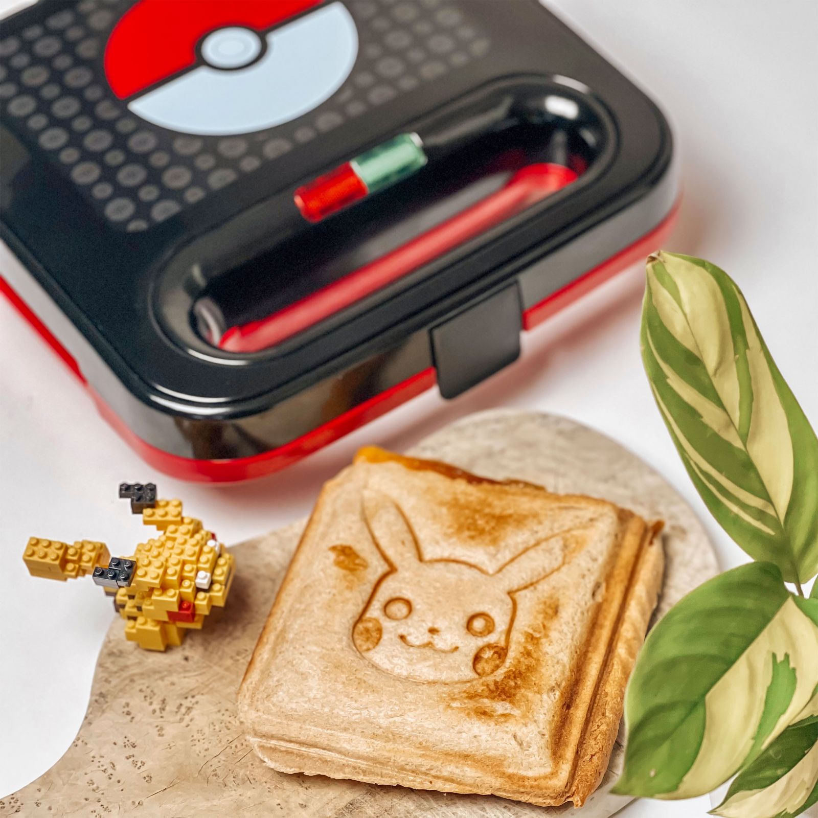Pokemon - Pikachu and Pokeball Sandwich Maker | Elbenwald
