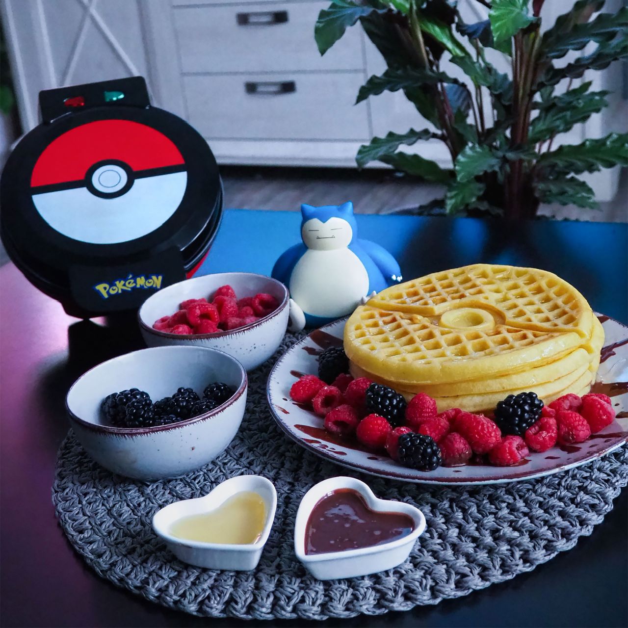 Pokémon - Pokéball Waffle Iron | Pokemon | Elbenwald
