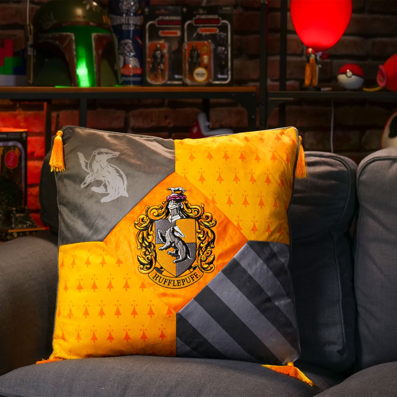 Harry Potter - Hufflepuff cushion with tassels deluxe | Elbenwald