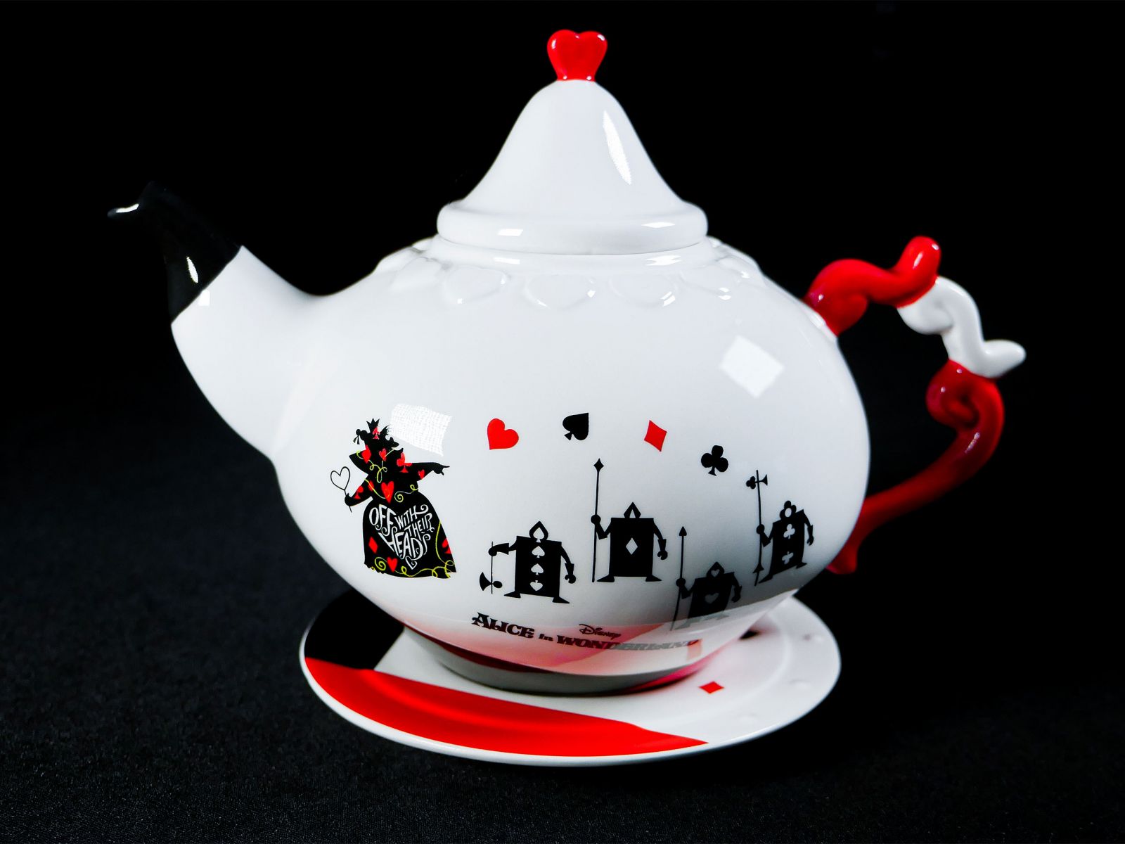 Alice in Wonderland - Queen of Hearts Teapot with Saucer | Elbenwald